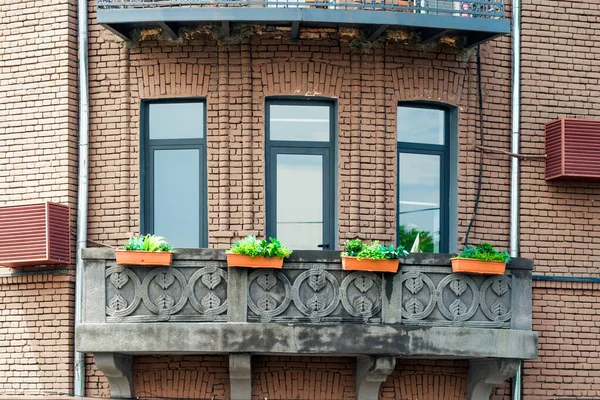 Varanda com pote fotos de stock, imágenes de Varanda com pote sin ...