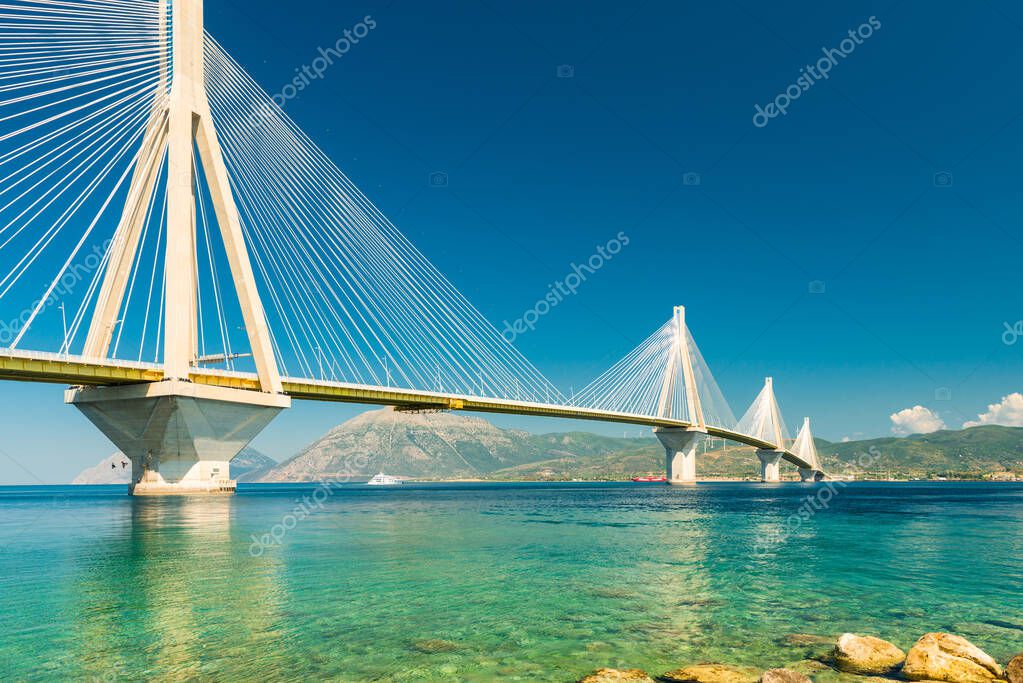 Modern Bridge Rion-Antirion. El puente que conecta las ciudades de ...
