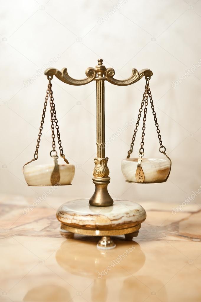 Vieja escala dorada. Balanzas vintage. Balanza de básculas. Escalas antiguas, ley y símbolo de ...