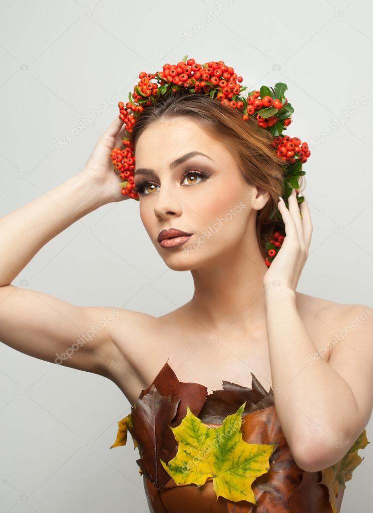 Autumnal woman. Beautiful creative makeup and hair style in fall ...