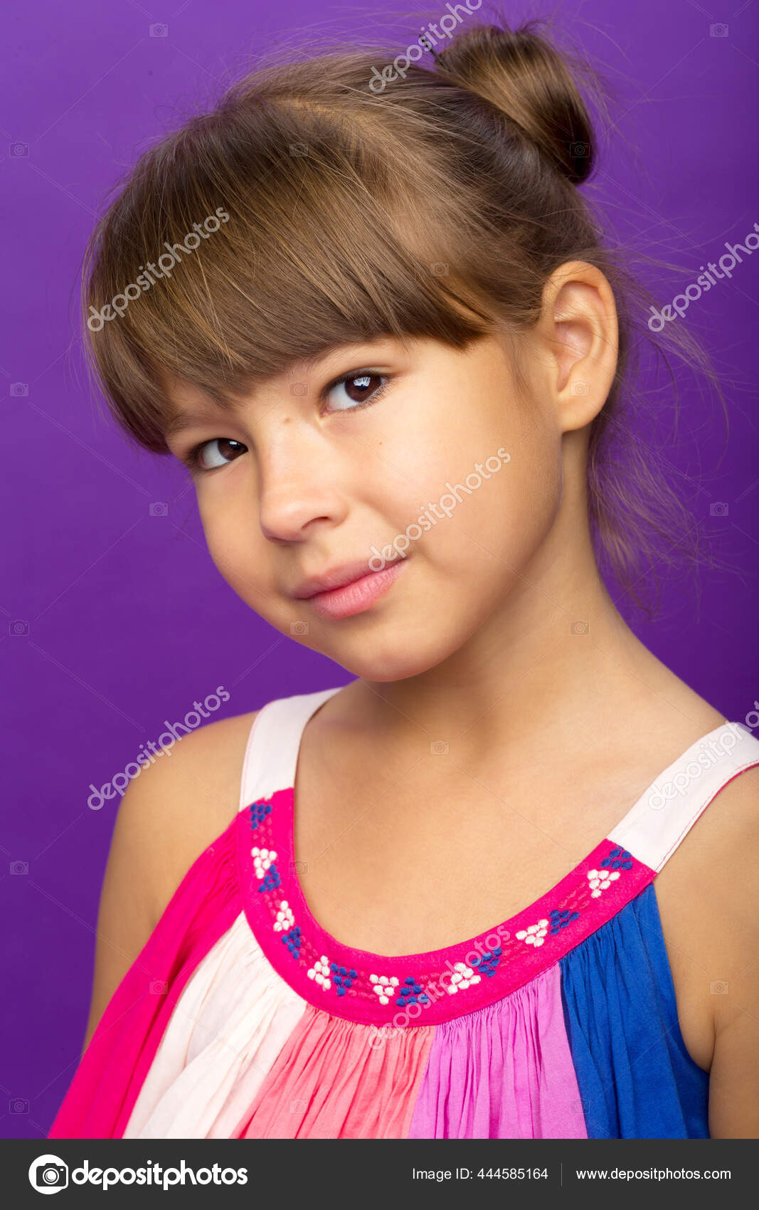 Primer plano retrato de bastante preadolescente chica: fotografía de ...