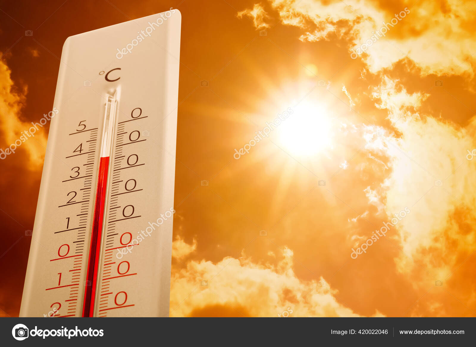 Termómetro Meteorológico Que Muestra Alta Temperatura Cielo Soleado Con ...