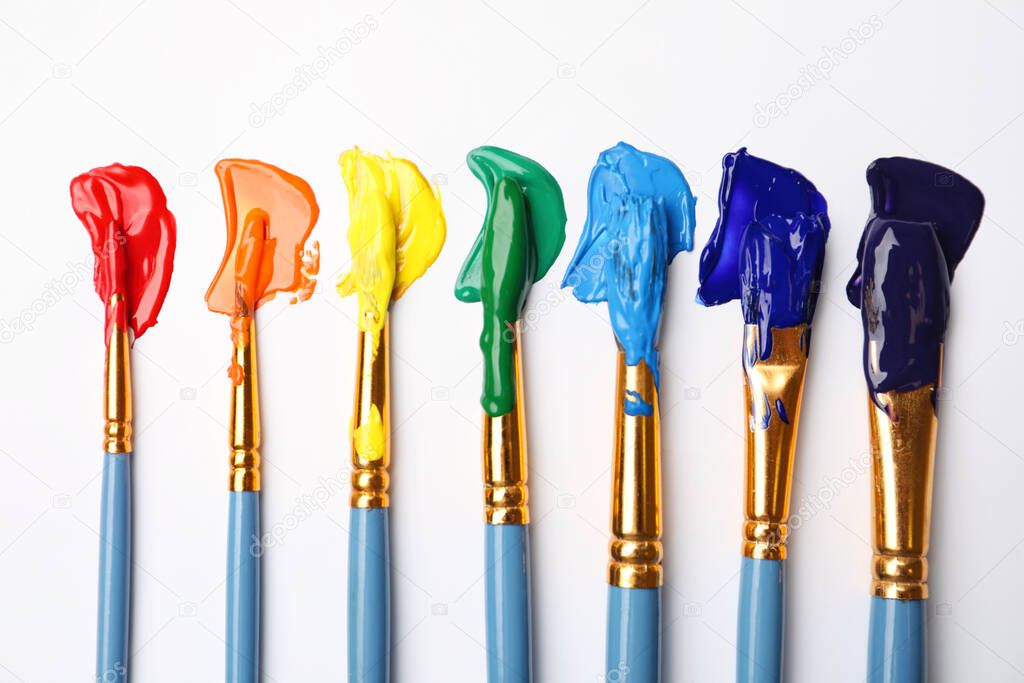 Set de pinceles con diferentes pinturas sobre fondo blanco, plano ...