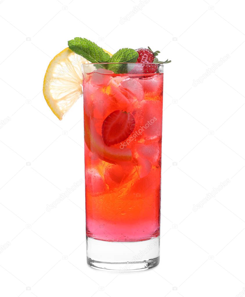 Deliciosa limonada de fresa hecha con agua de soda aislada en blanco 2023