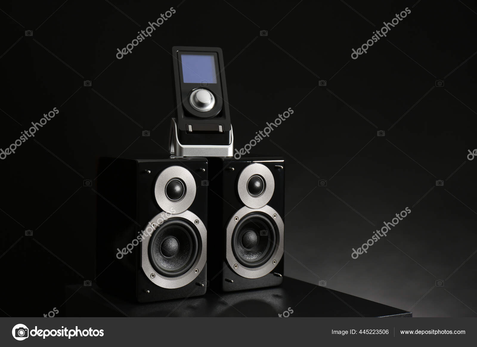 Modernos Altavoces Audio Potentes Con Control Remoto Sobre Mesa Sobre ...