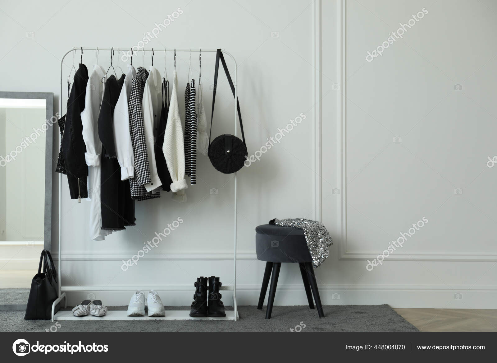 Bastidor Con Ropa Elegante Vestidor Moderno — Foto de stock #448004070 ...
