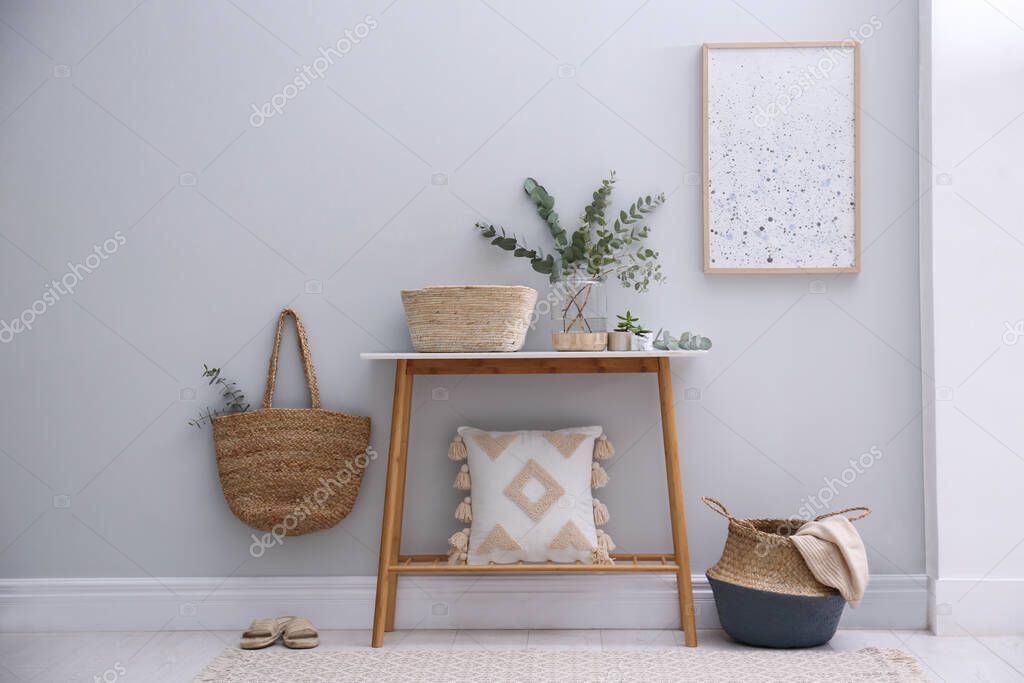 Jarrón con ramas de eucalipto fresco en la mesa en la habitación ...