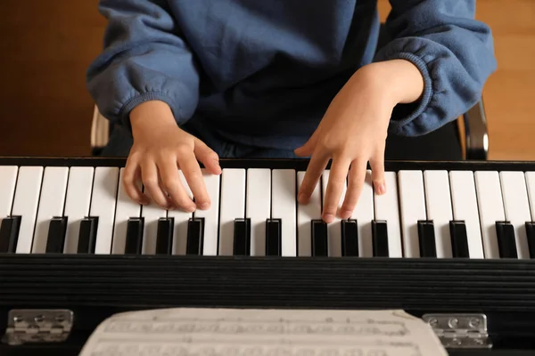 Child playing keyboard Stock Photos, Royalty Free Child playing ...