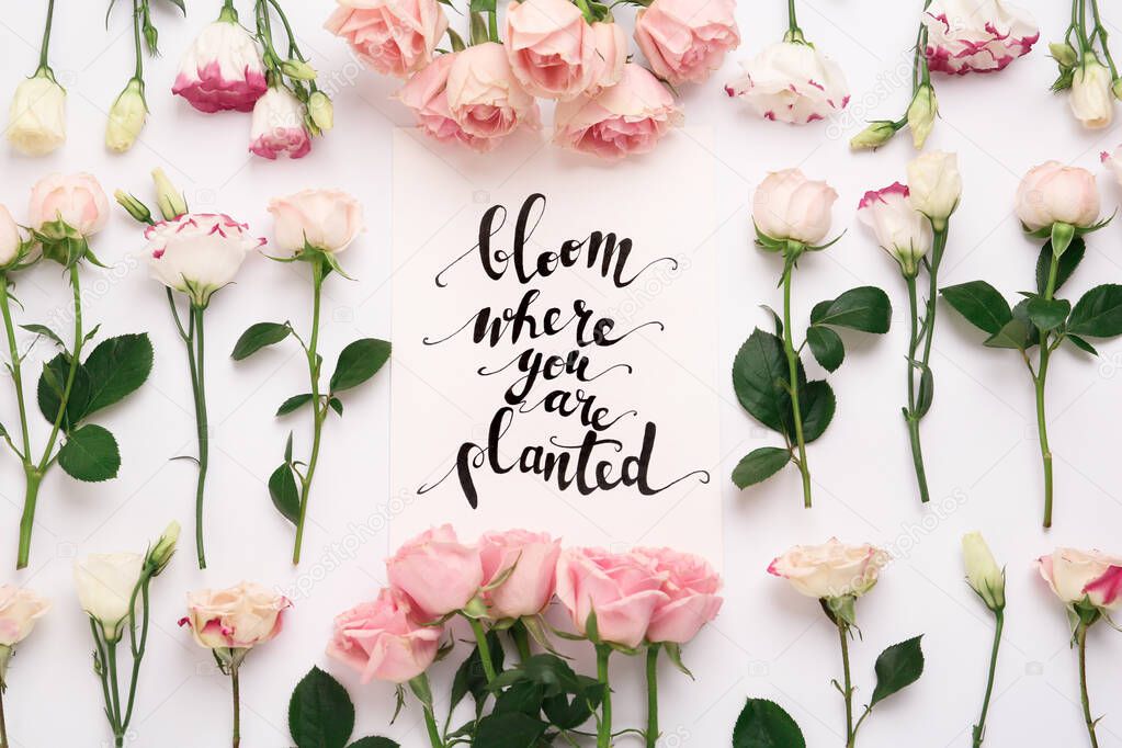Marco de hermosas flores y tarjeta de papel con texto manuscrito Bloom ...