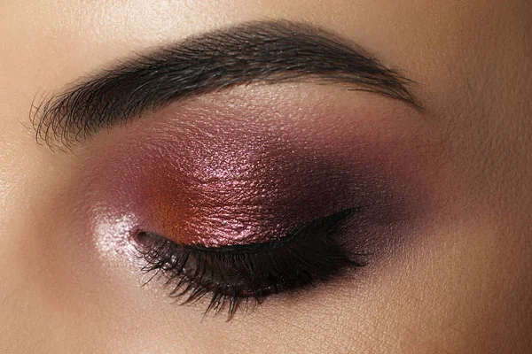 Rode rokerige ogen Stock Photos, Royalty Free Rode rokerige ogen Images ...