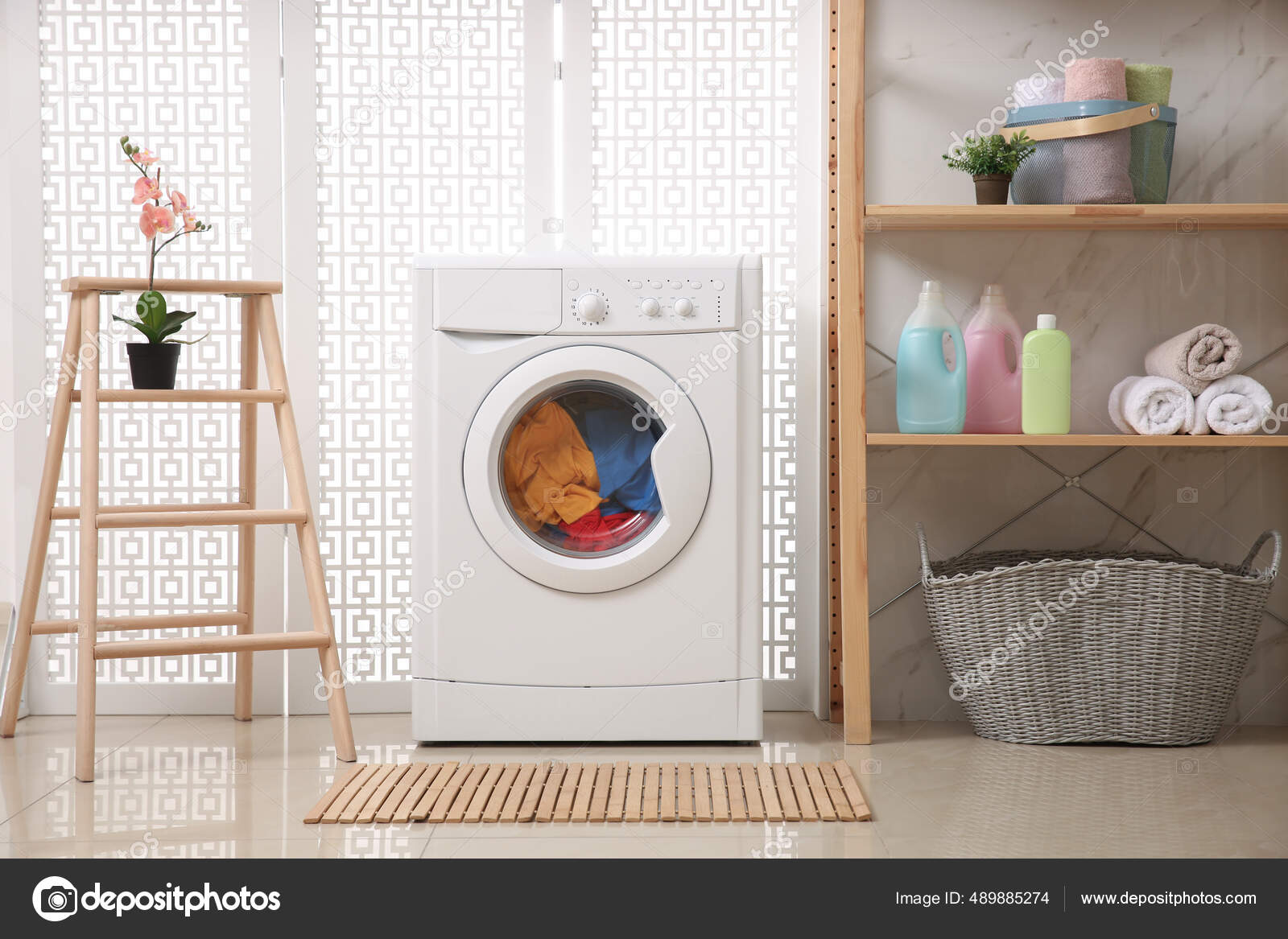 Lavadora Moderna Con Ropa Baño — Foto de stock #489885274 © NewAfrica