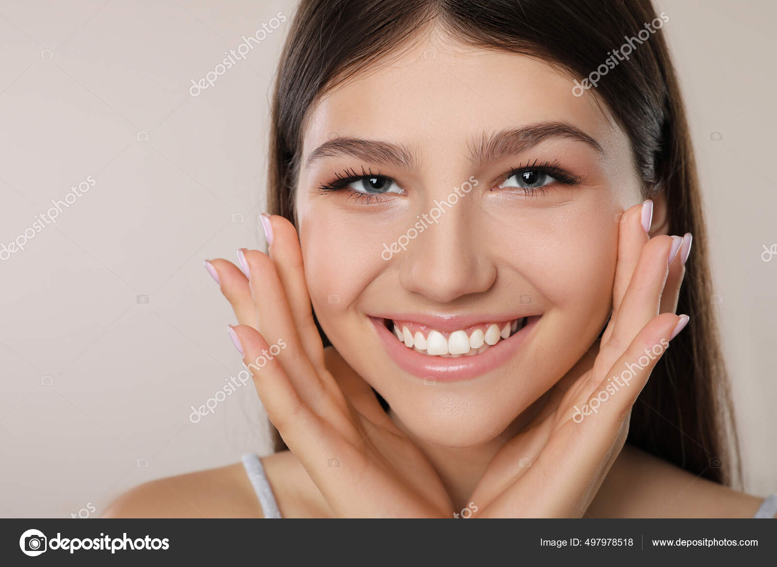 Linda Chica Sobre Fondo Claro Primer Plano Hermosa Cara Con: fotografía de stock © NewAfrica ...