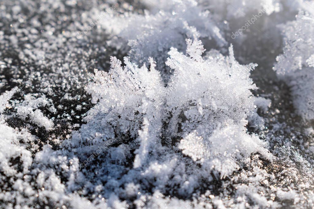 Fondo blanco nevado con cristales helados y copos de nieve rizados de ...