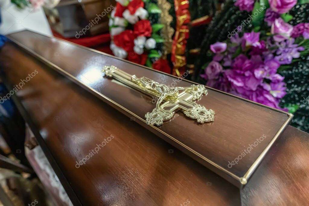 ataúd cerrado de madera laqueured entre las coronas en la tienda ritual ...