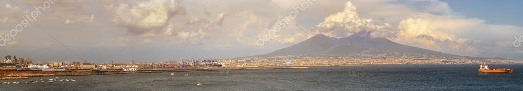 Napoli and mount Vesuvius at sunset in a summer day — Stock Photo ...