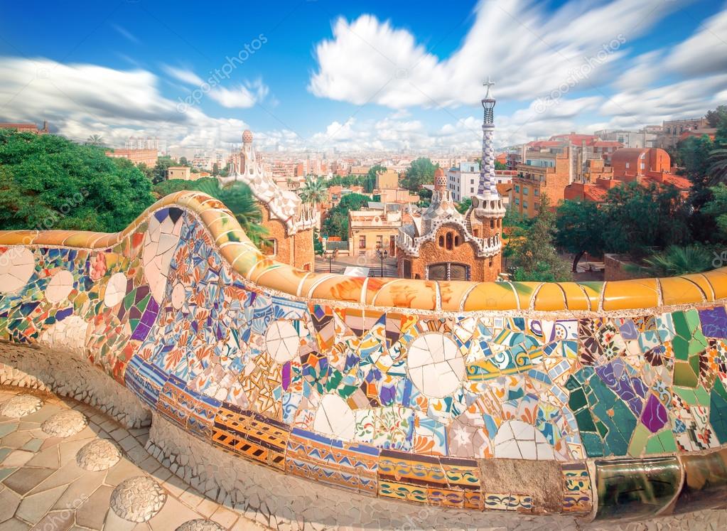 Parque Güell en barcelona, España — Foto editorial de stock © boule1301 ...