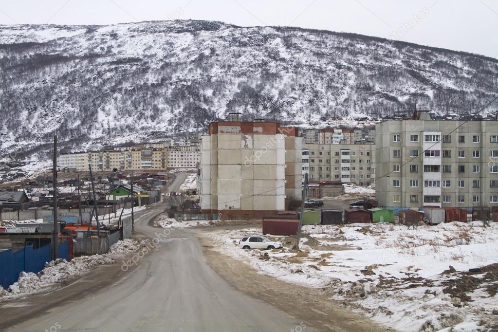 Magadan, Rusland - 22 December: Oude Sovjet-kazerne aan de oevers van ...