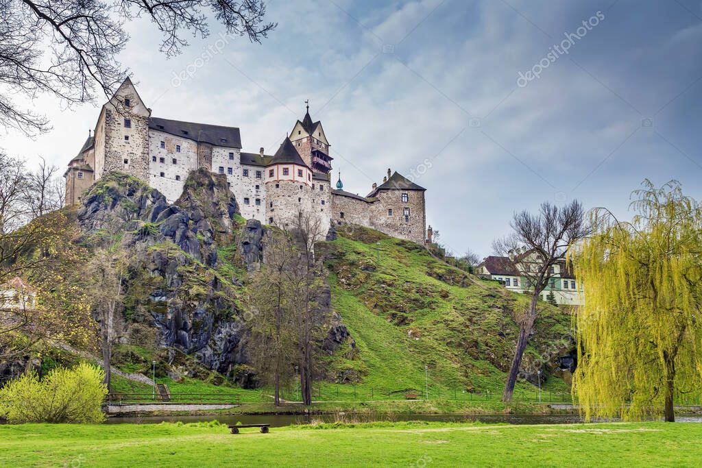 Loket Castle es un castillo de estilo gótico del siglo XII a unos 12 ...