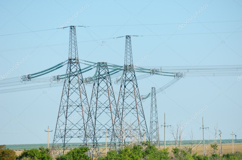 postes de energía. poste de alto voltaje. Fondo del cielo torre de alto ...