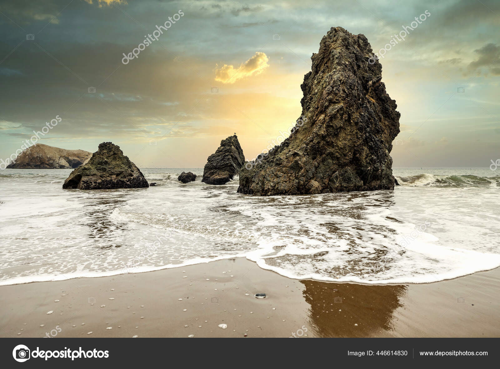 Rock formations at Rodeo Beach, California, USA, San Francisco Marine ...