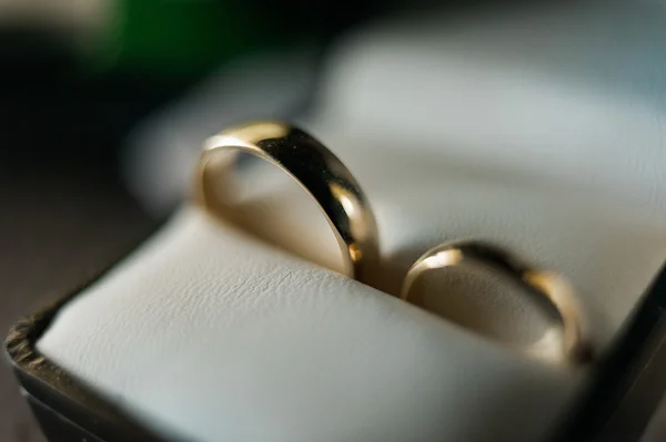 Anillos de boda de oro — Foto de stock #107484528 © nickvango