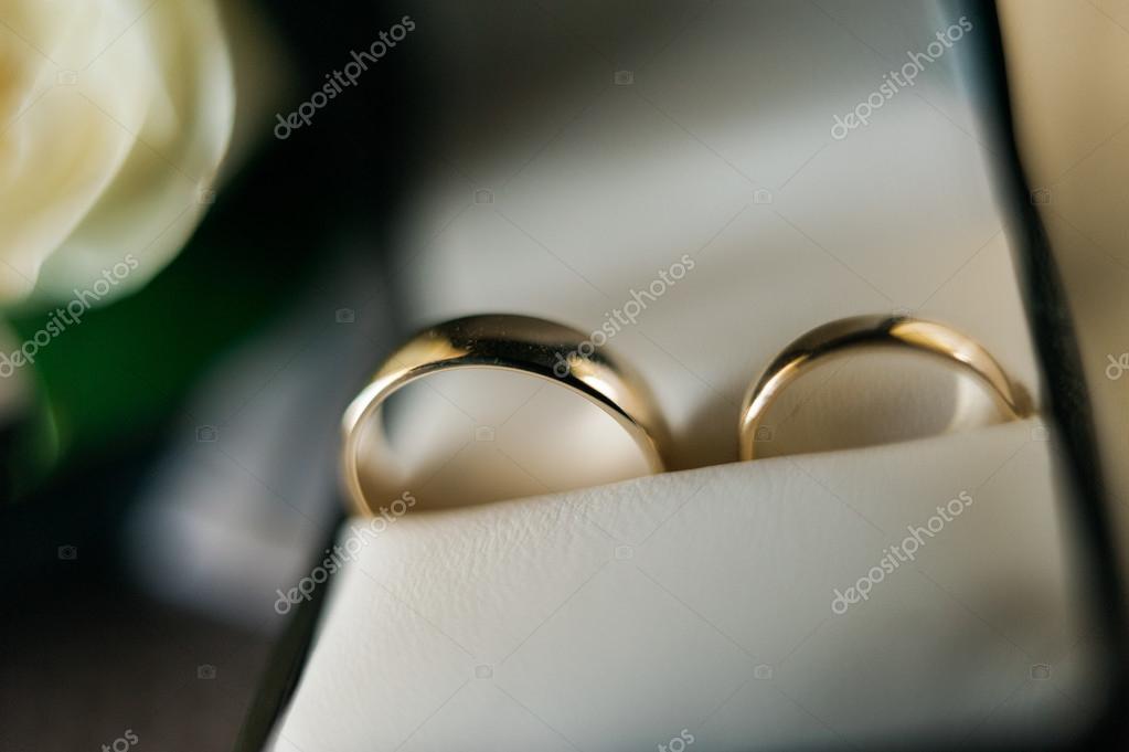 Anillos de boda de oro — Foto de stock #107484528 © nickvango