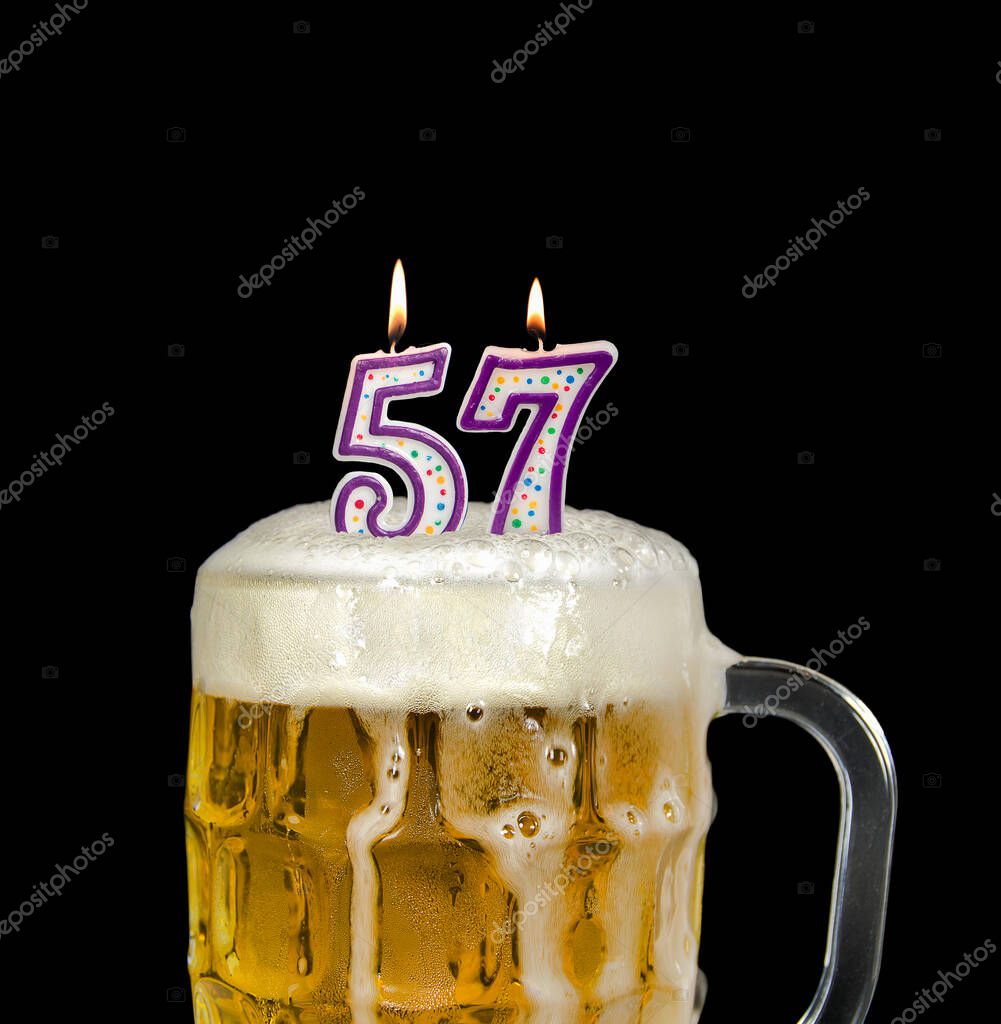 n mero 57 velas en taza de cerveza para la celebraci n del cumplea os aislado en negro 2024