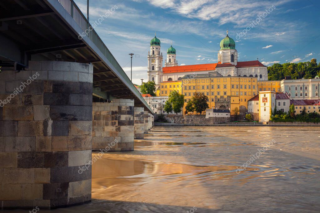 Passau, Alemania. Imagen del paisaje urbano de Passau con la Catedral ...