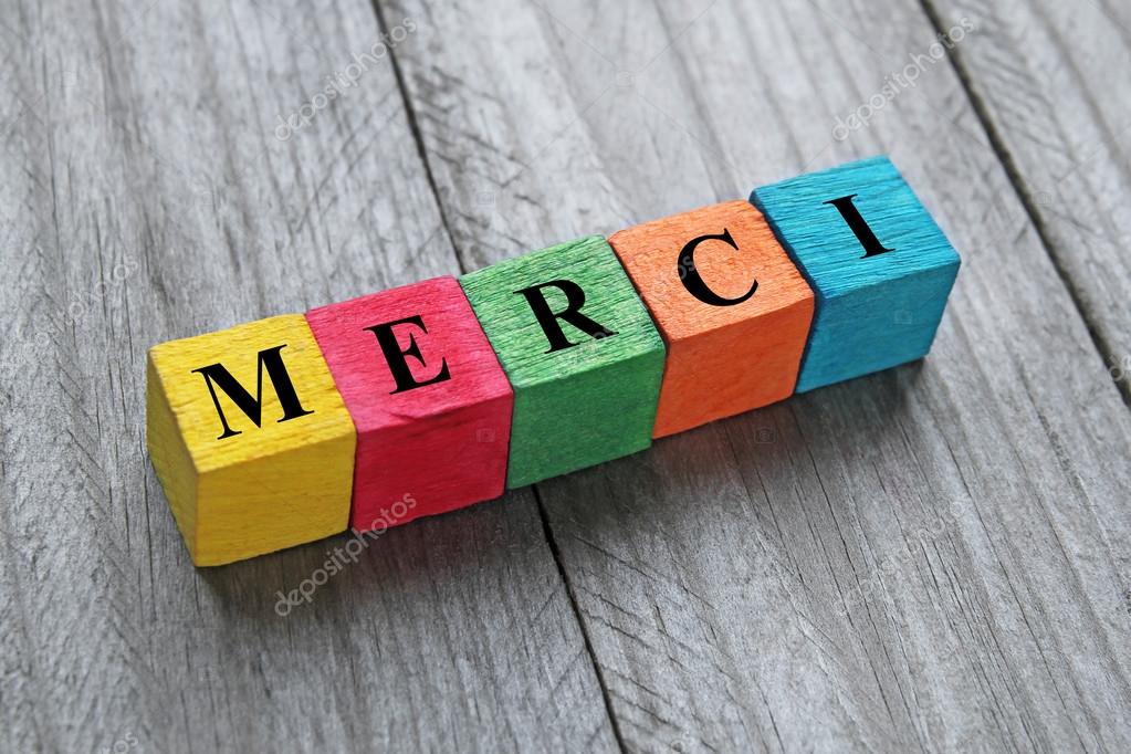 Palabra merci (gracias en francés) en cubos de madera de colores 2023