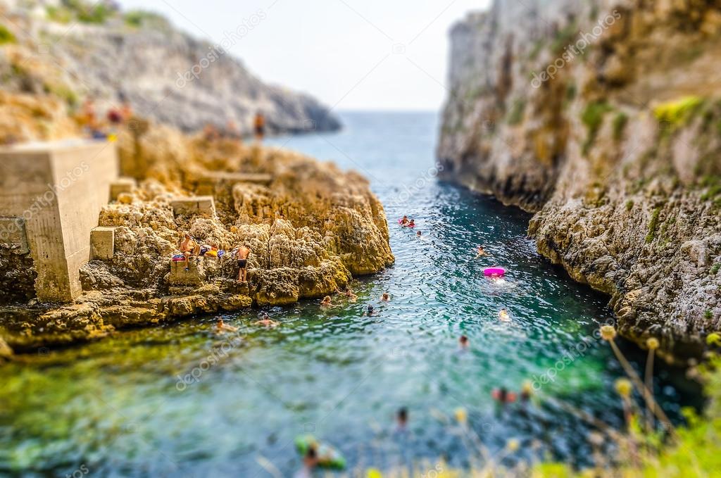 Hermoso paisaje marino en Ciolo Bridge, Apulia, Italia. Efecto de ...
