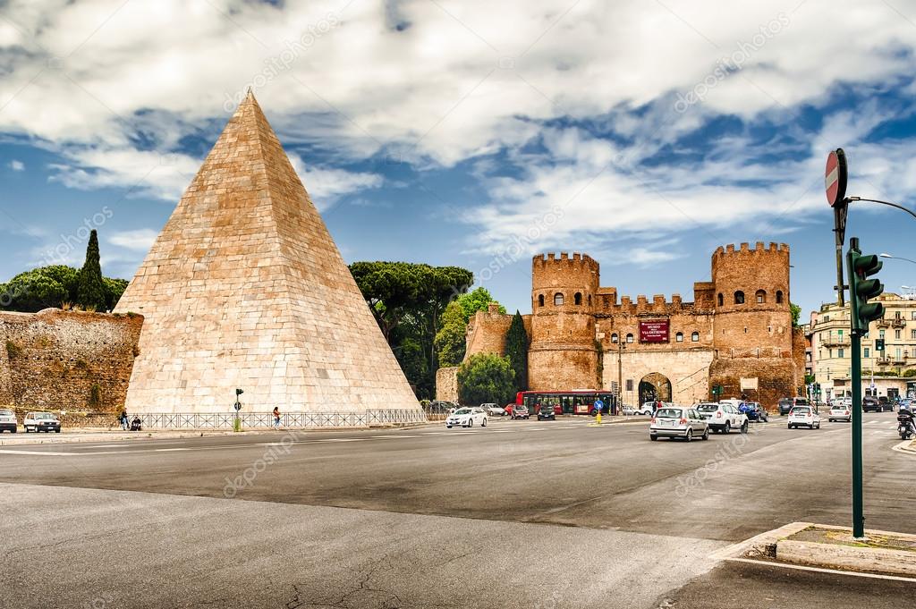 Pirámide de Cestius cerca de Porta San Paolo, Roma, Italia 2023