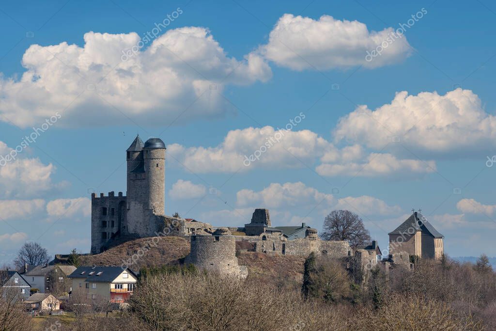 Primer plano de la ruina de un castillo en la ciudad de Greifenstein en ...
