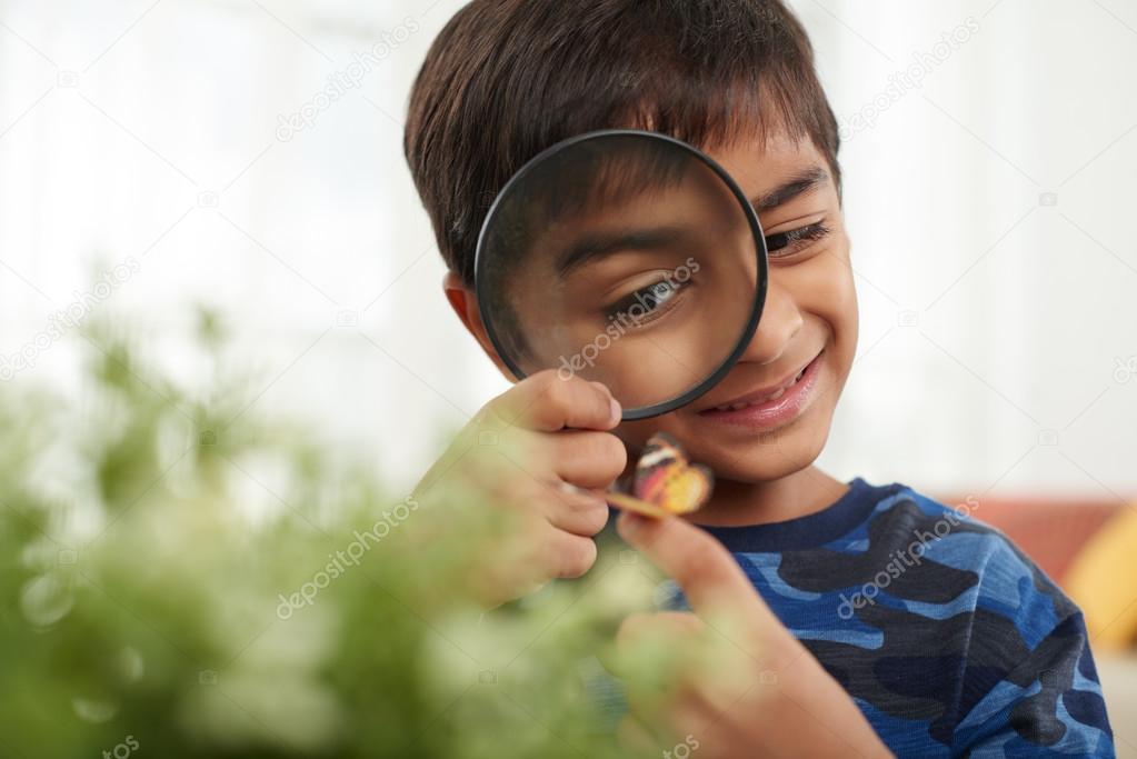 Niño explorando la naturaleza 2025
