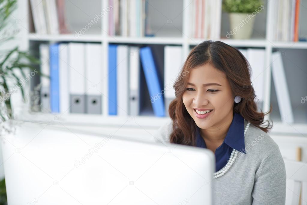 Smiling business woman — Stock Photo © DragonImages #90263742