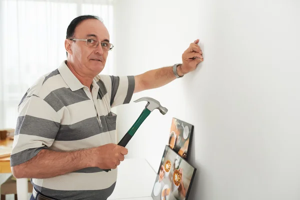 Colgando cuadros fotos de stock, imágenes de Colgando cuadros sin ...