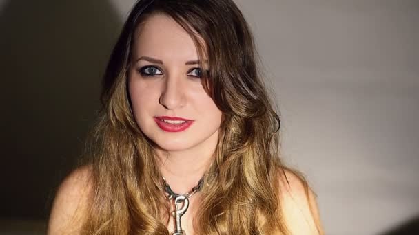 Sexy Mooie Vrouw Slaaf Neemt Genoegen Pijn — Stockvideo © Dualshock 105452820