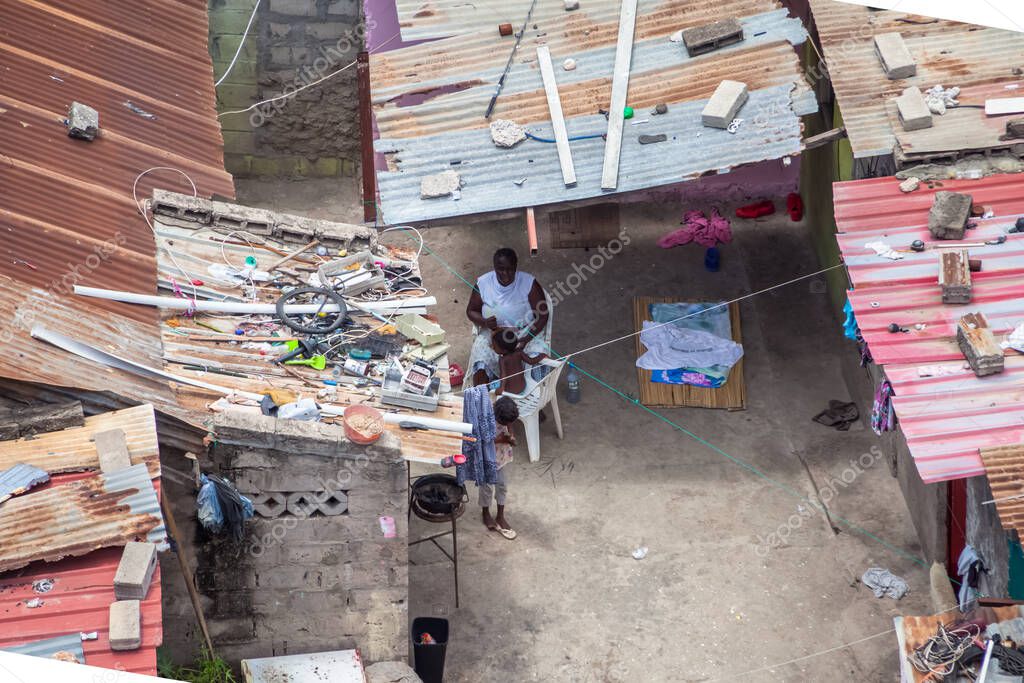 Luanda / Angola - 12 / 07 / 2020: Vista aérea de una madre africana y ...