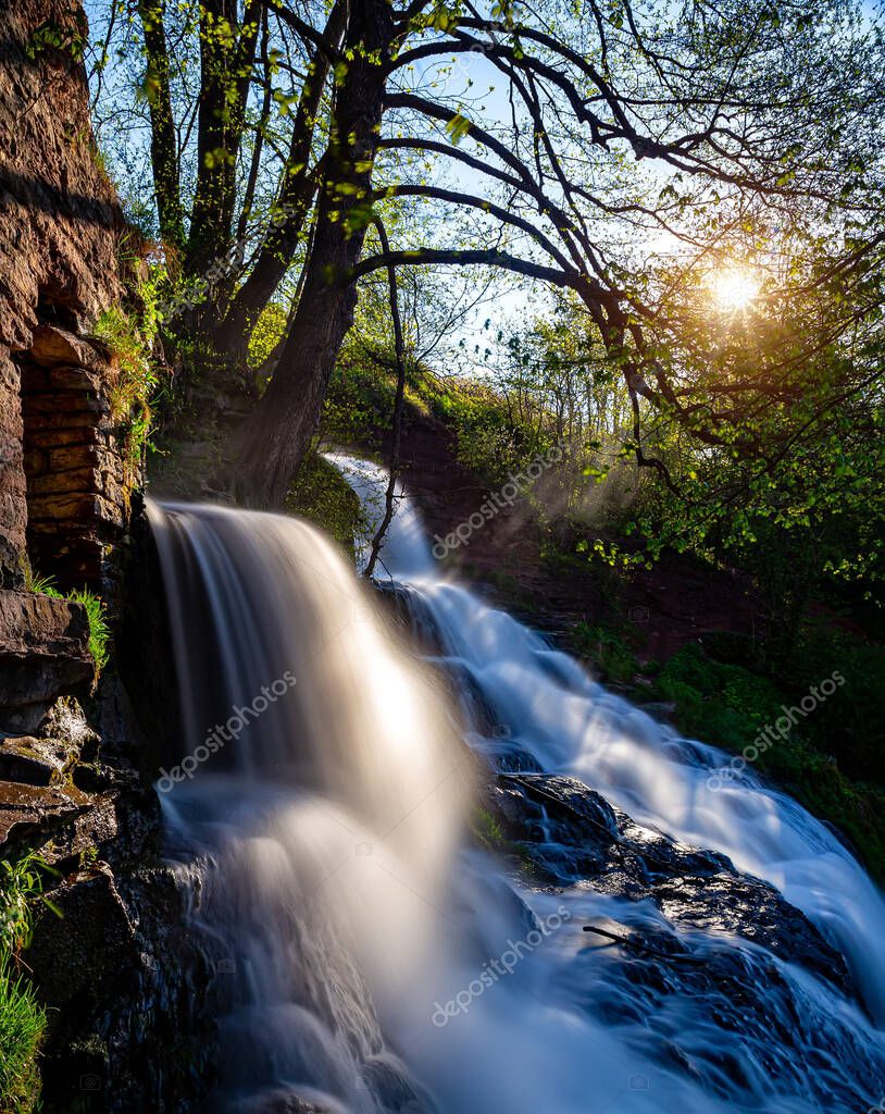Hermosa cascada en el cañón en primavera. Cascada de Dzhurinsky. 2022