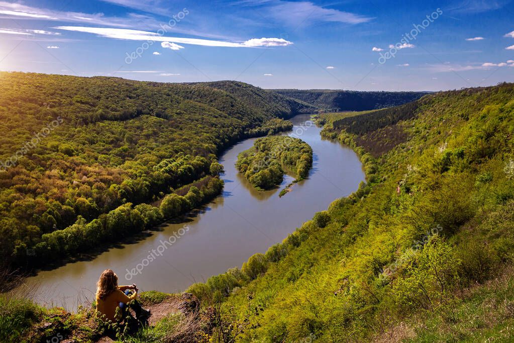 hermosa vista de la isla yin yang en el cañón del río. 2024