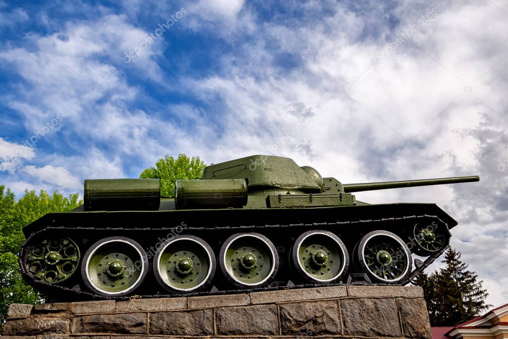 Tanque sovi tico T-34 de la Segunda Guerra Mundial como monumento en el centro de la ciudad. 2024
