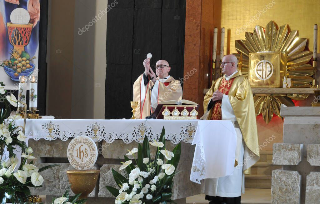 Elevaci n - parte de la Santa Misa en la Iglesia Cat lica. El sacerdote ...