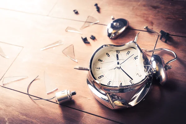 Reloj roto aislado fotos de stock, imágenes de Reloj roto aislado sin ...