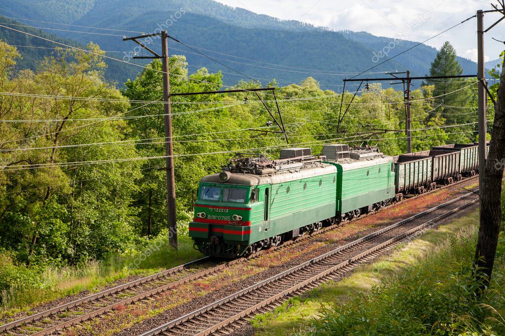 Skole, Ucrania - 19 de junio de 2021: Tren el ctrico de carga de los ferrocarriles ucranianos ...