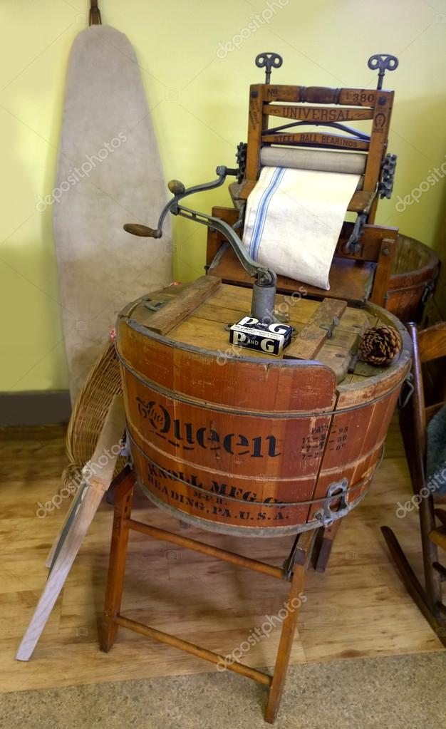 Régi ruhák mosógép –Editorial Stock Fotó © debramillet #61866085