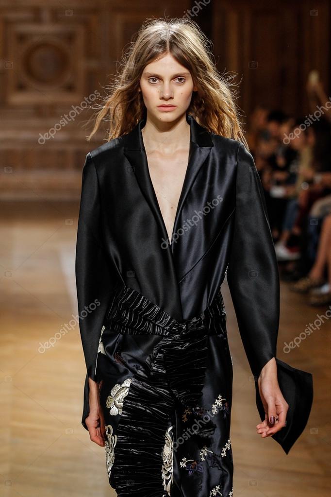 Sharon Wauchob show — Stock Editorial Photo © fashionstock #105805250