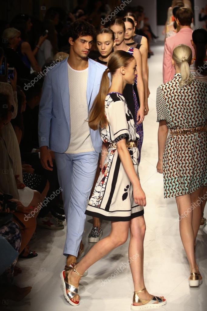 Modelos caminan el final de pista durante el espectáculo Massimo ...
