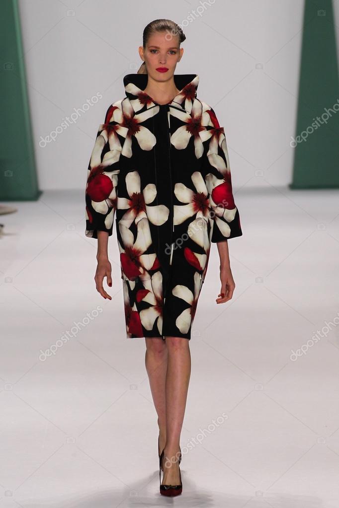 Model Alisa Ahmann walk the runway at the Carolina Herrera fashion show ...