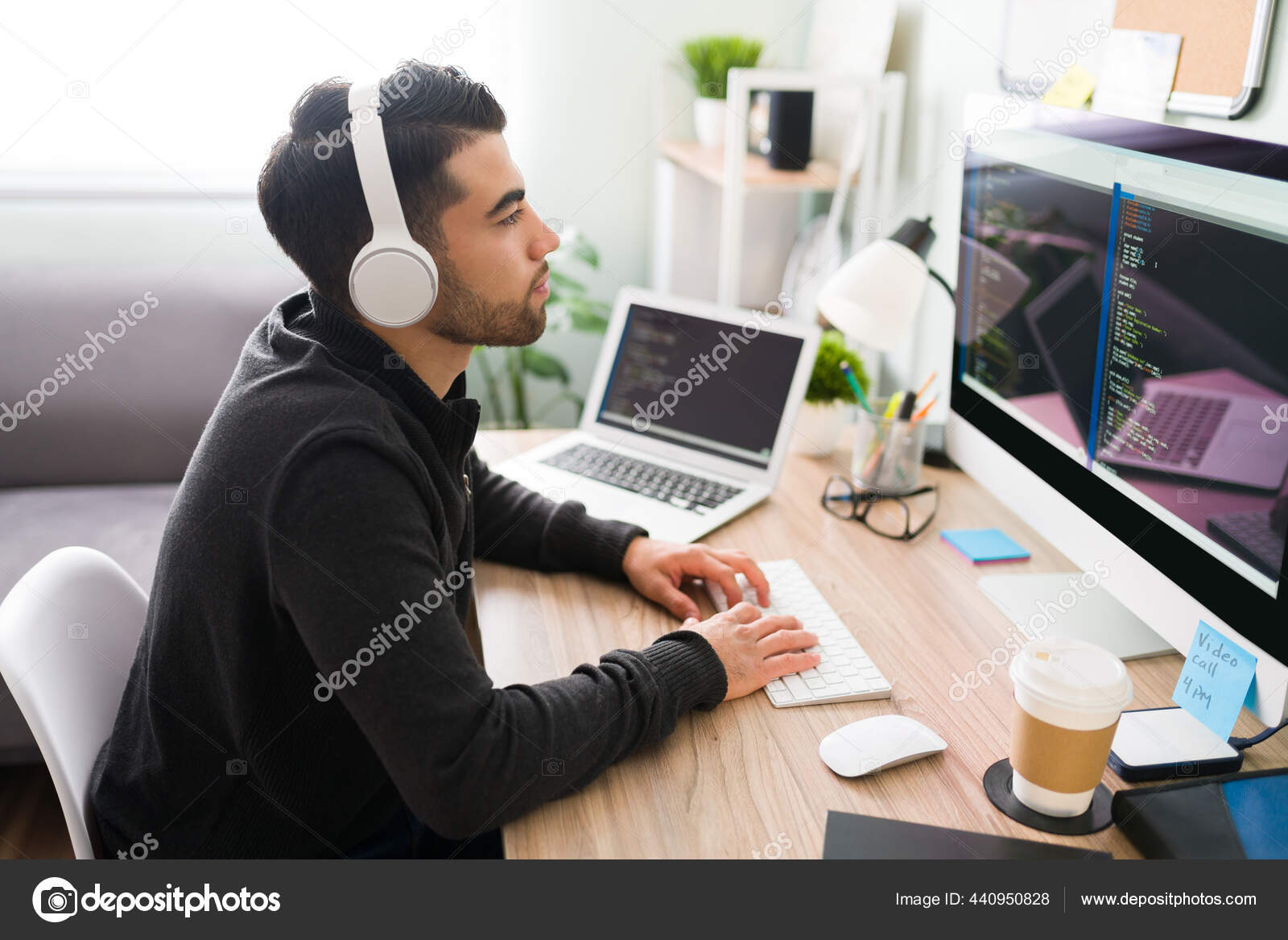 Vista Lateral Atractivo Joven Programador Masculino Que Trabaja ...