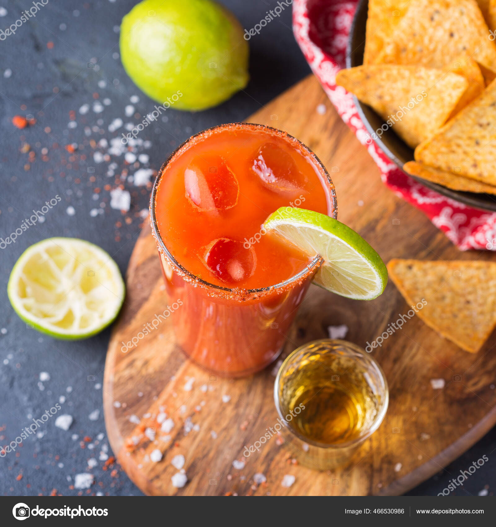 Cóctel de alcohol mexicano Chavela servida con tequila shot — Foto de ...