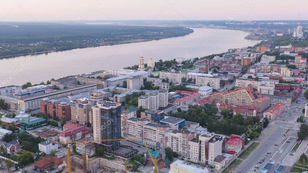 Perm, Rusia - 3 de agosto de 2020: Vuelo sobre Park City Esplanade ...
